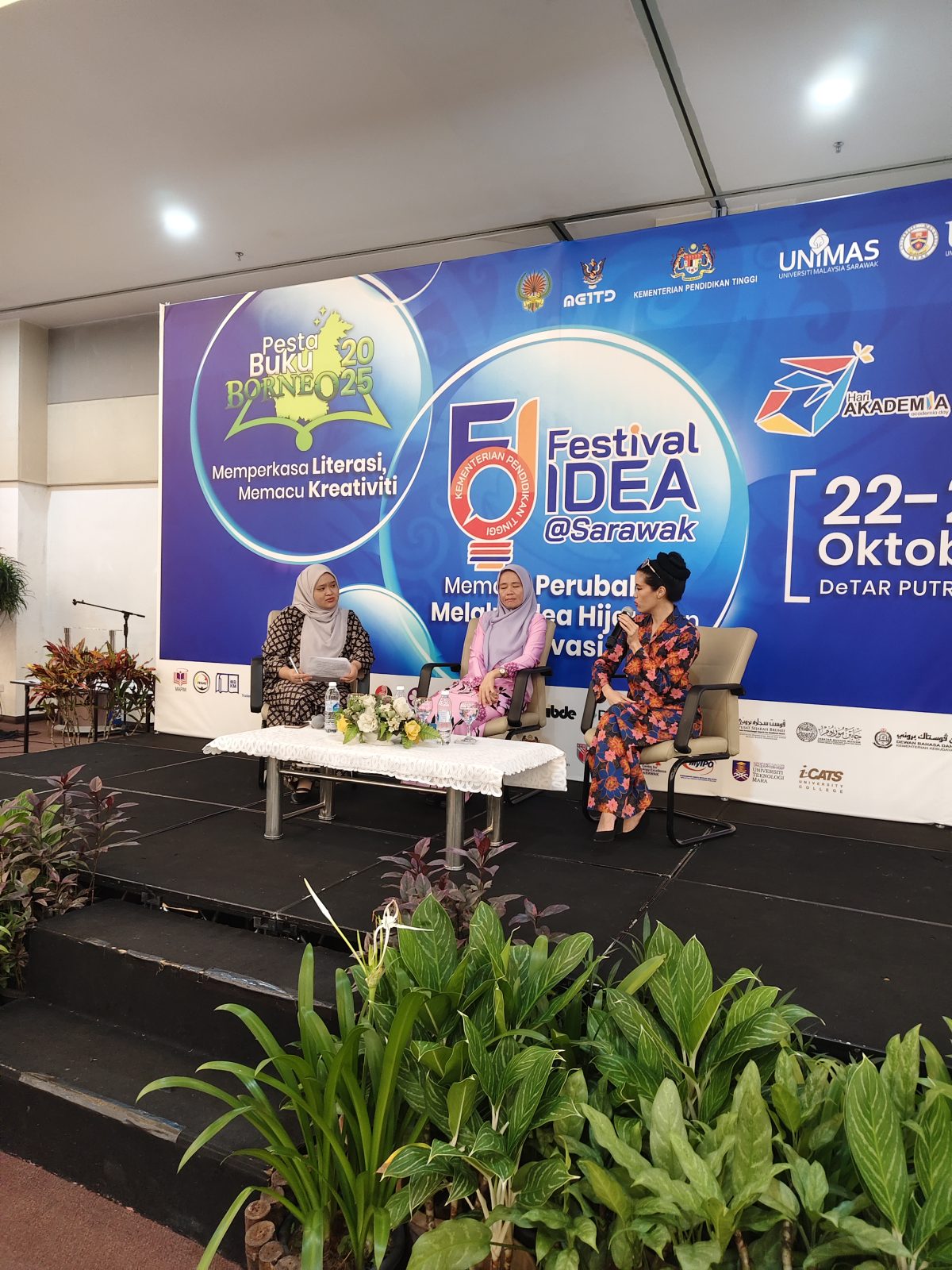 Ruhaini Matdarin dan Pauline Fan Berkongsi Idea Penulisan dan Penterjemahan